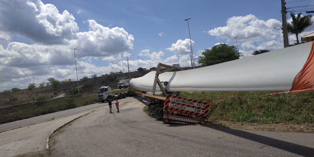 Blog Divulga Brejo - Notícias : Carreta que transporta pá eólica tomba ... Blog Divulga Brejo - Notícias : Carreta que transporta pá eólica tomba ...