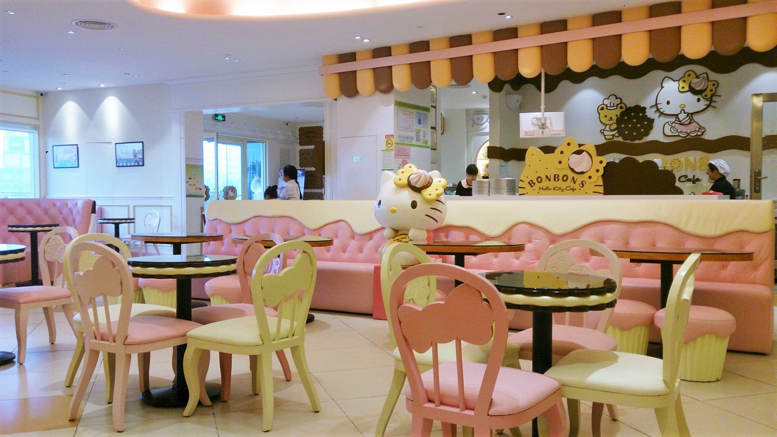 A Traveling Strawberry - Shona's Travel Blog: Hello Kitty Café – A Must ...