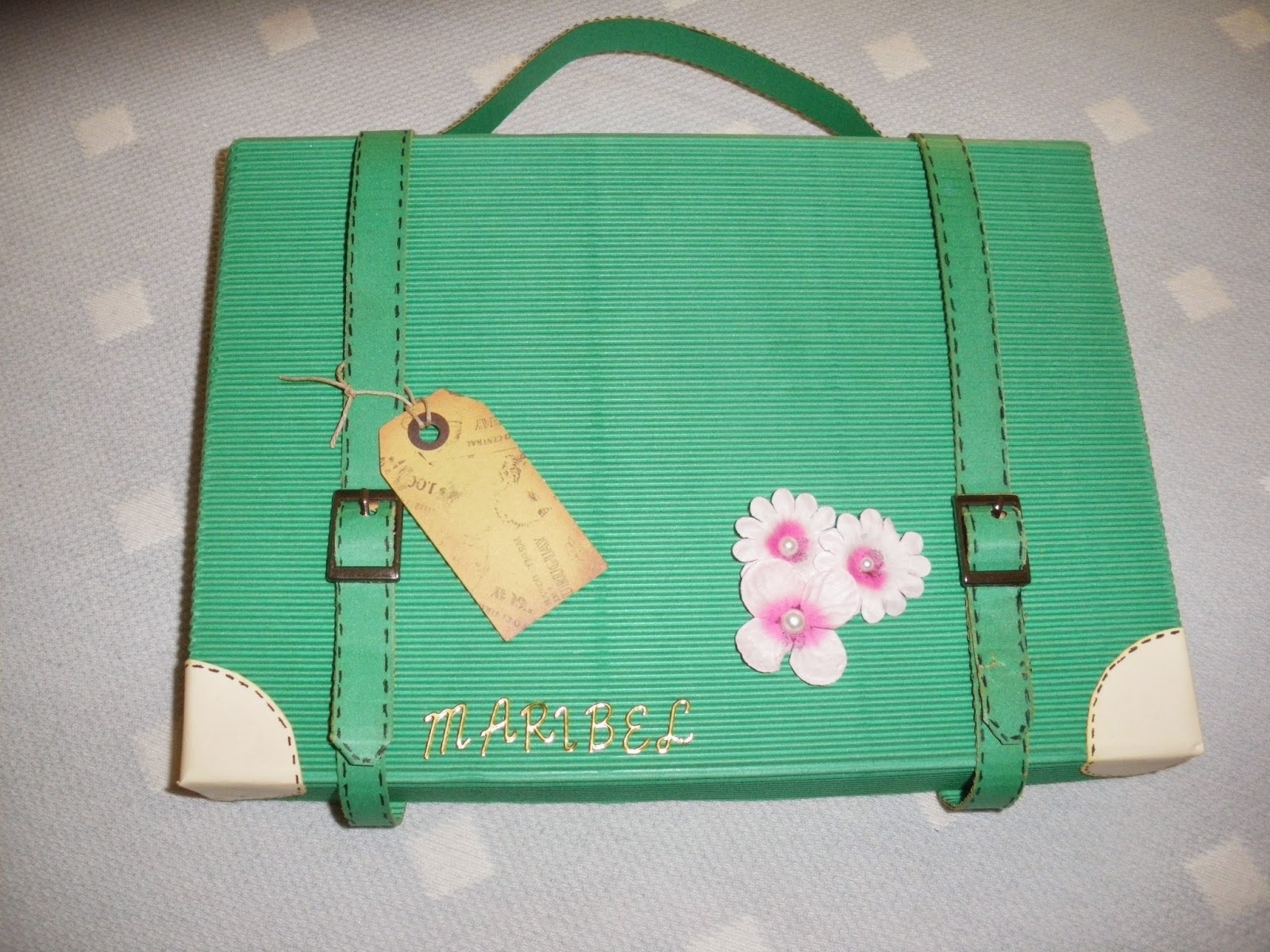 LOLA Y SUS MINIATURAS: Maleta en papel corrugado