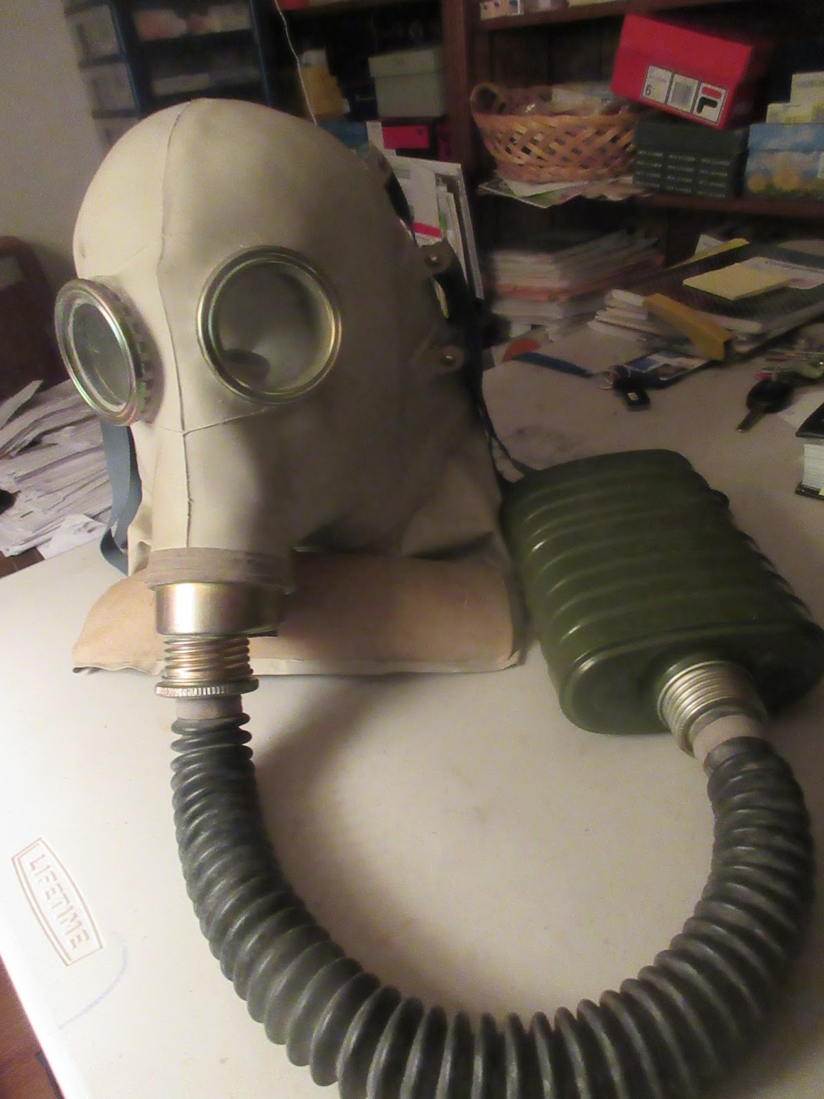 Gasmask collection for the day: Polish SzR2-50 ("SR-1") Headwound Gas Mask