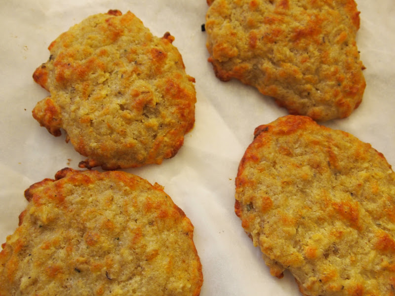 Dahlian herkut: Juusto-kaura-tattari-keksit.