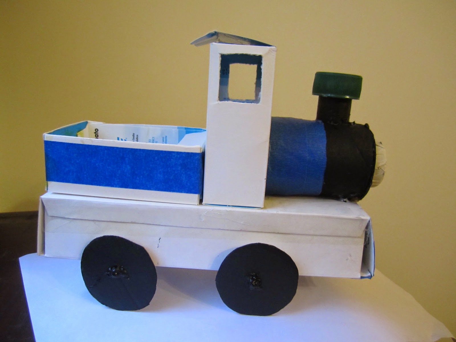 juguetes con materiales reciclados "abuirene" (y algo mas): Locomotora