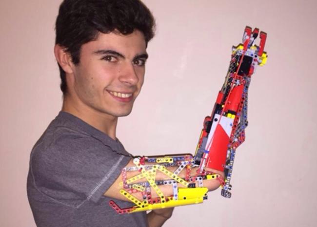 Un regard autour du monde...: Un jeune homme construit sa prothése de ...