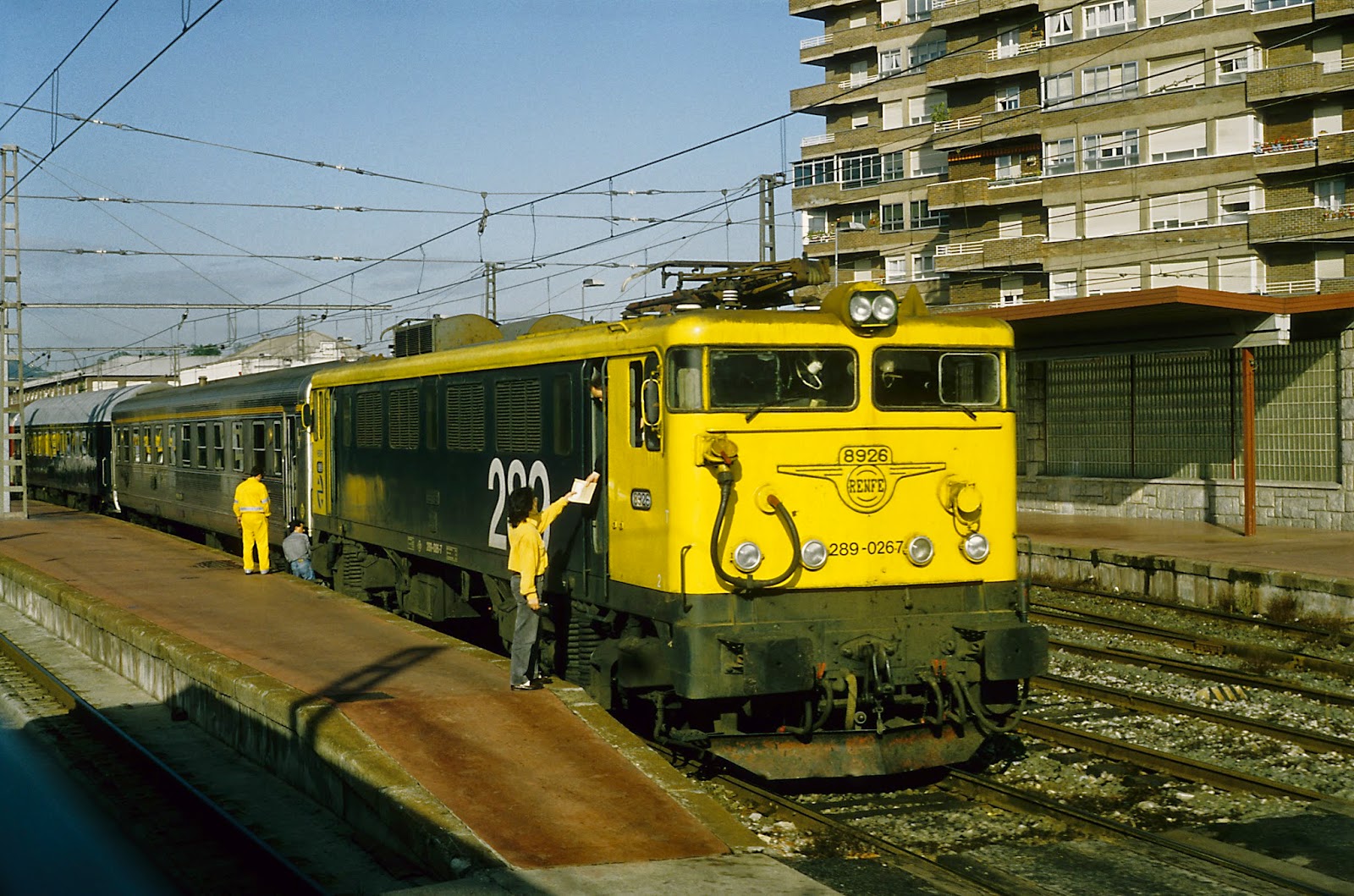 Trenes y tiempos: Las tracciones térmica y eléctrica en RENFE (LXXI R ...