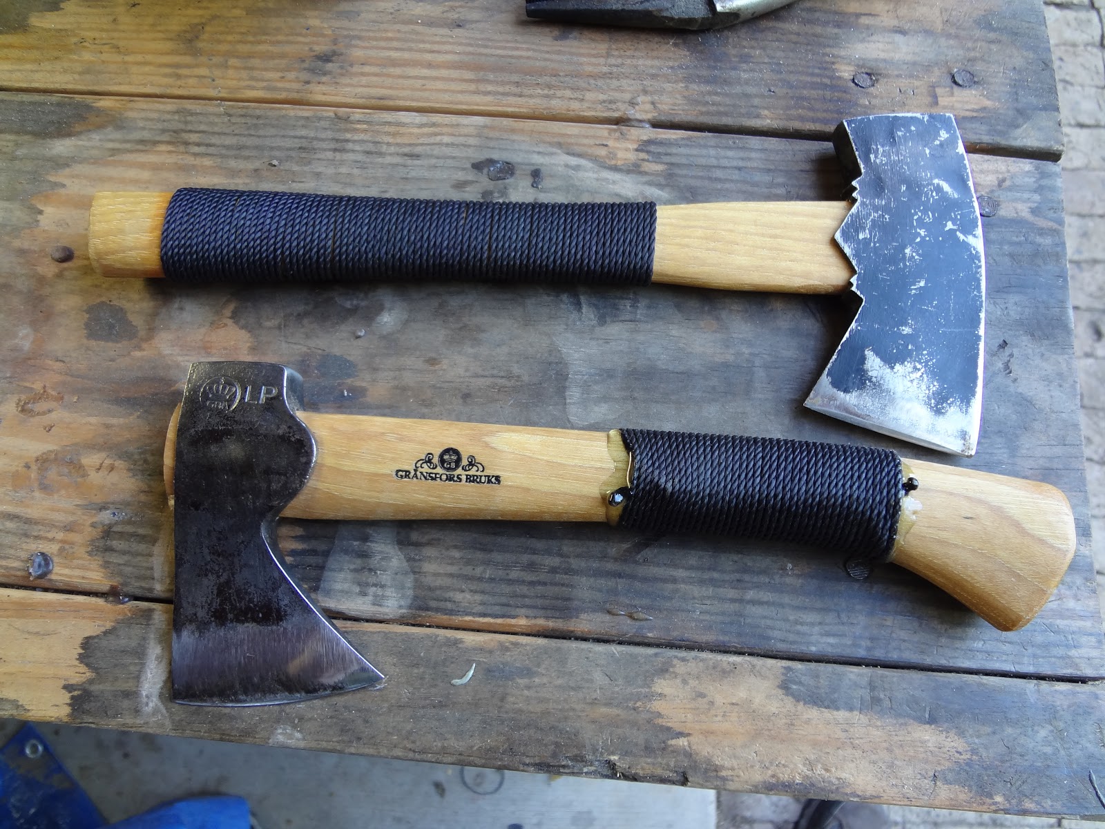 Woods Roamer: Mini Axes and Survival