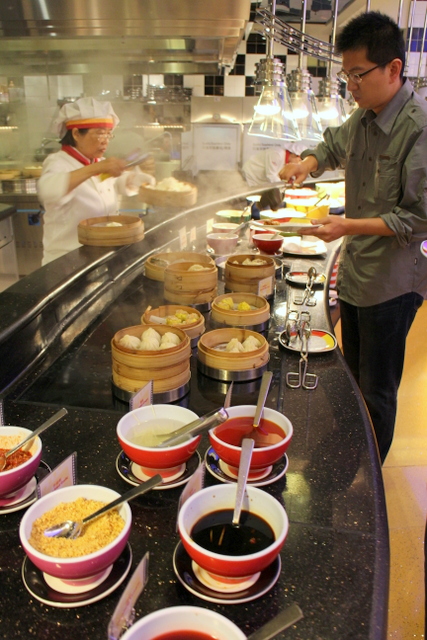 Dining at Hong Kong Disneyland - Disney Dim Sum, Character Dining ...