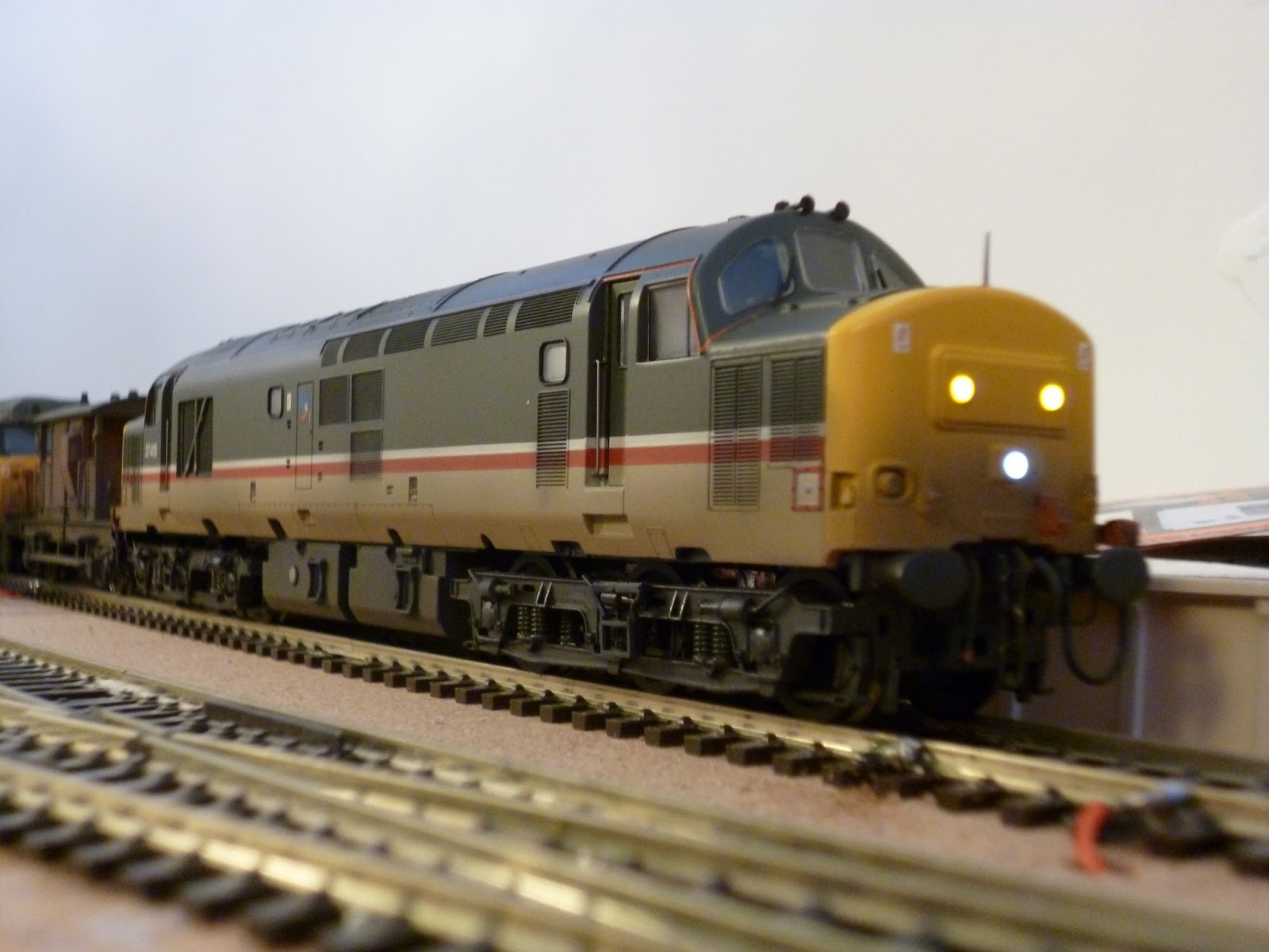 Choppers Railway: Watergate Halt: Intercity liveried class 37/4