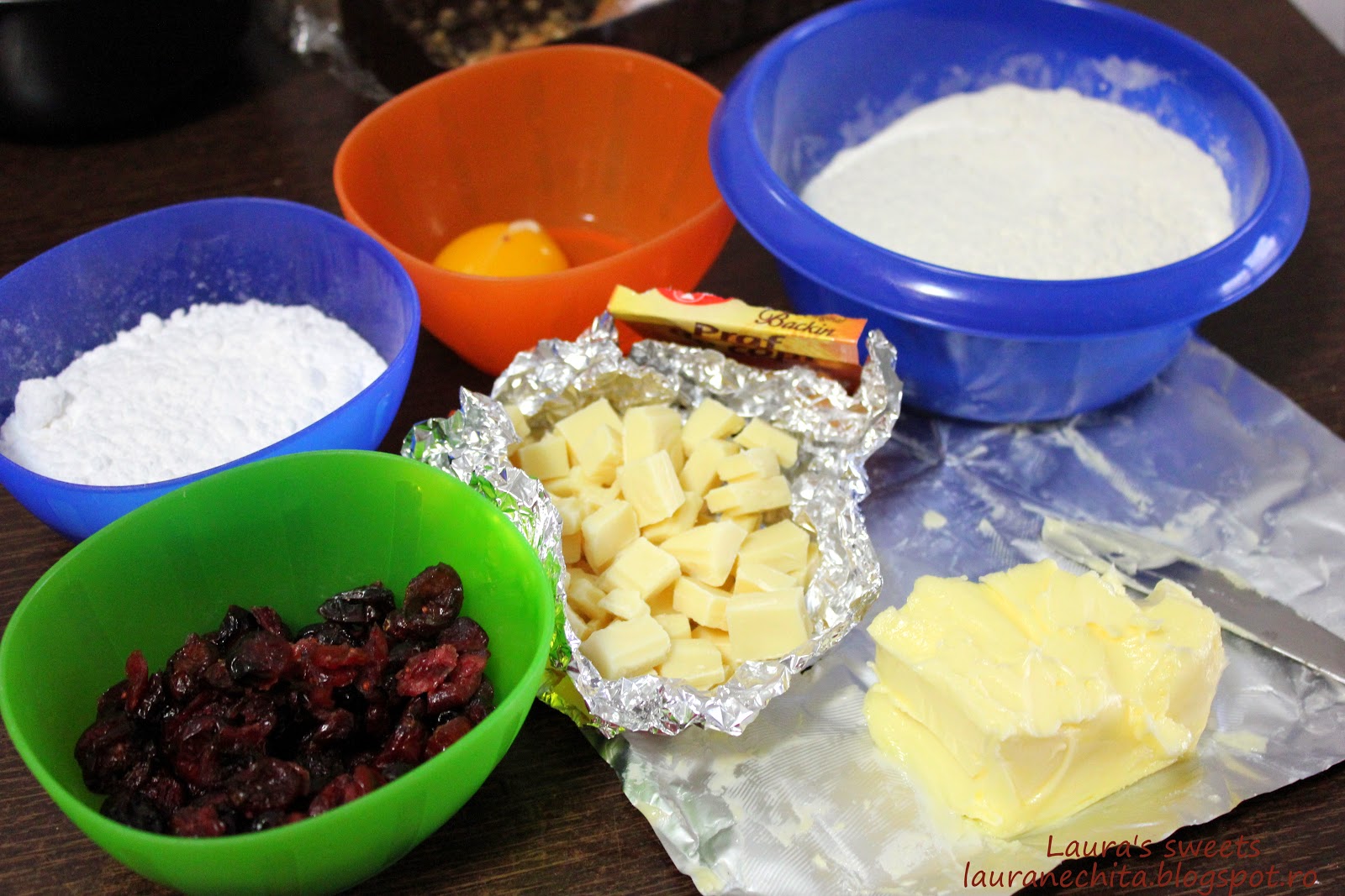 Fursecuri fragede cu ciocolata alba si merisoare - LauraSweets.ro