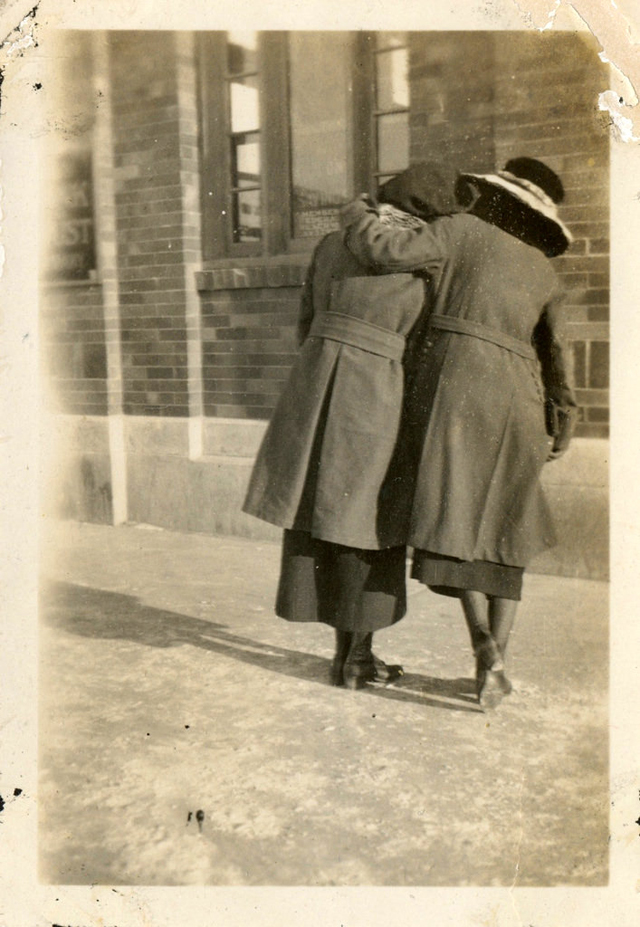 47 Interesting Found Snapshots of People Seen From Behind ~ Vintage ...