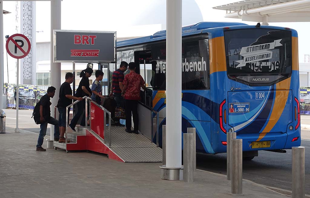 Waskita Adijarto: Bus Umum di Bandara Ahmad Yani Semarang