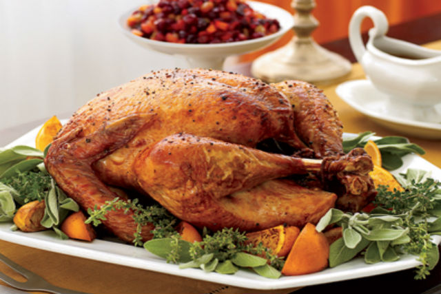 Tacchino arrosto ripieno salsiccia e salvia Roast turkey with sausage ...