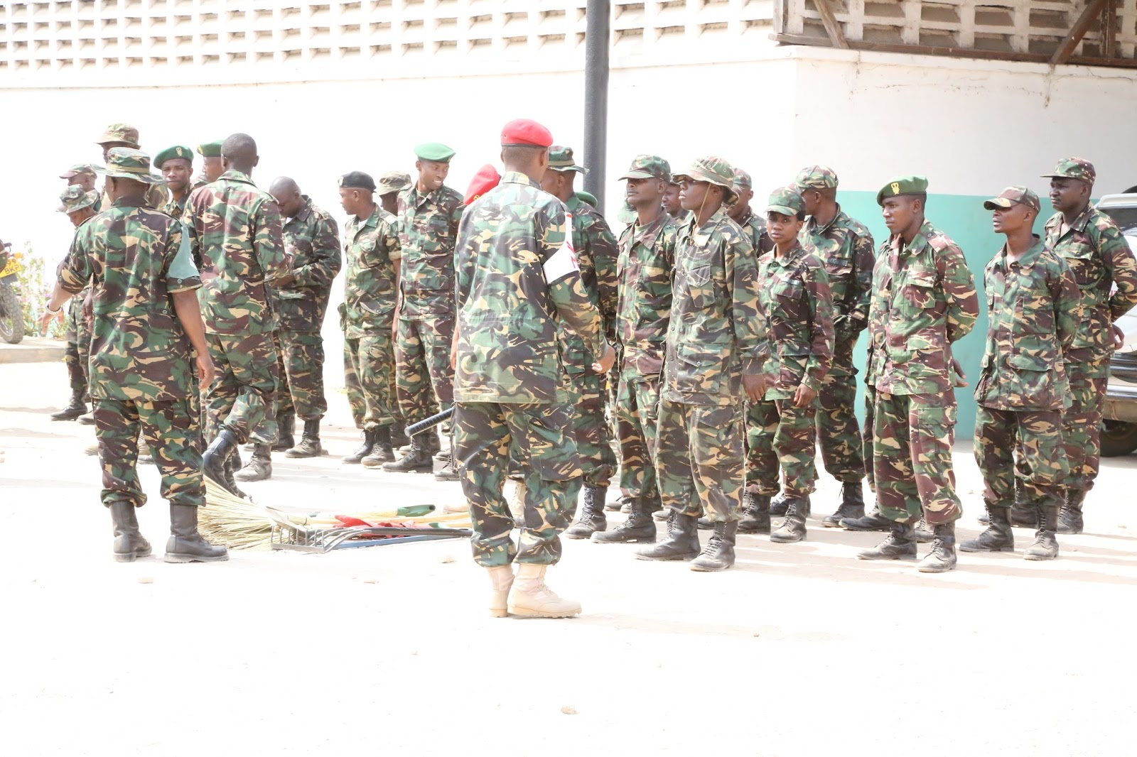 TABORA LEO HABARI: JWTZ TABORA WAFANYA USAFI WA MAZINGIRA SOKO KUU LA ...