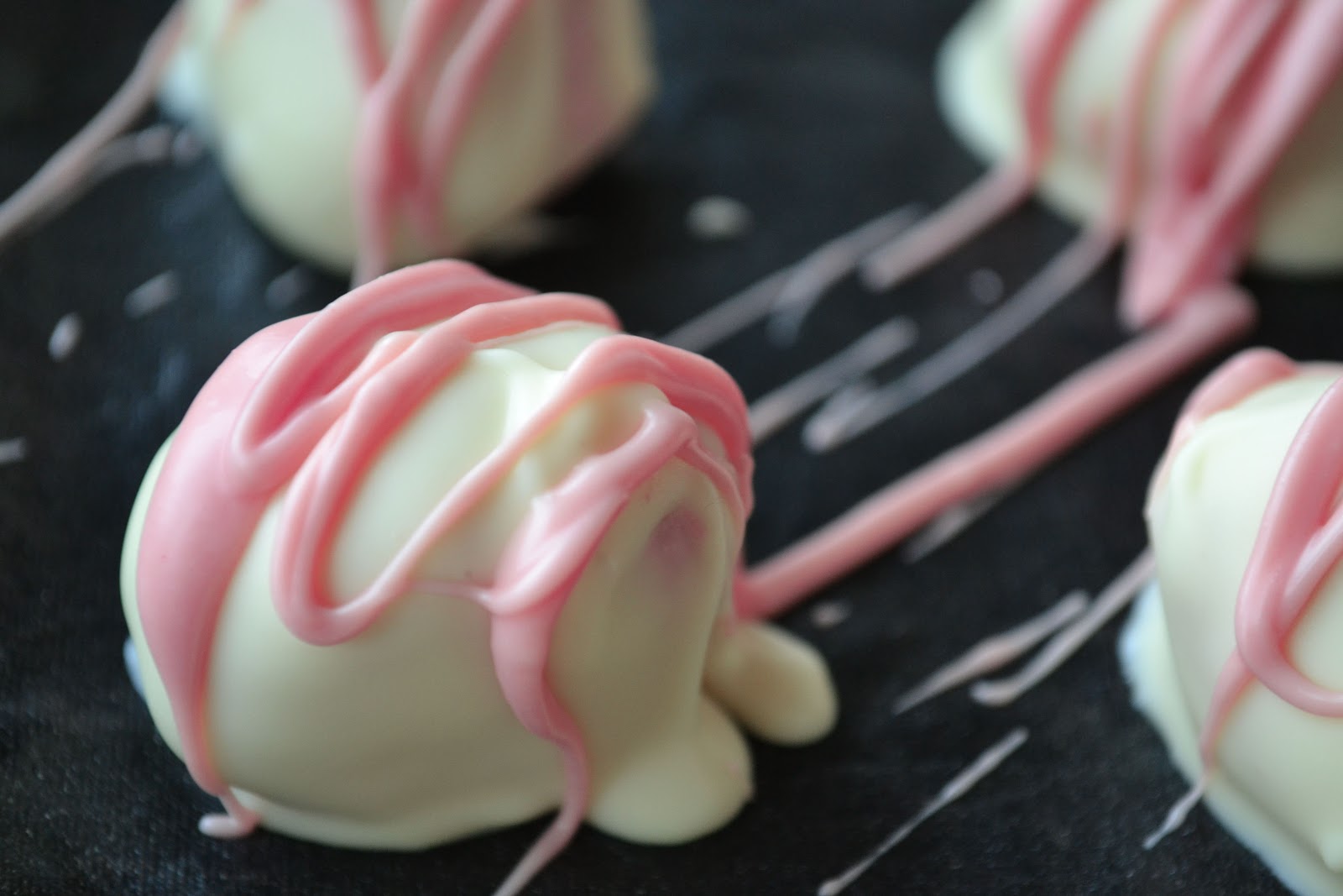 ellieand: RASPBERRY WHITE CHOCOLATE TRUFFLES