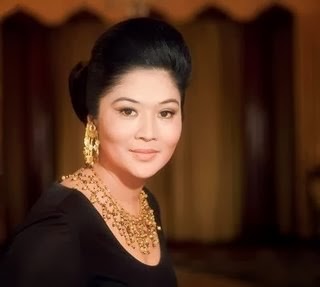 Royalty & Pomp: 10/10/13