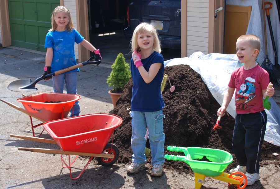 Wife, Mother, Gardener: Mulching fun with the kids!