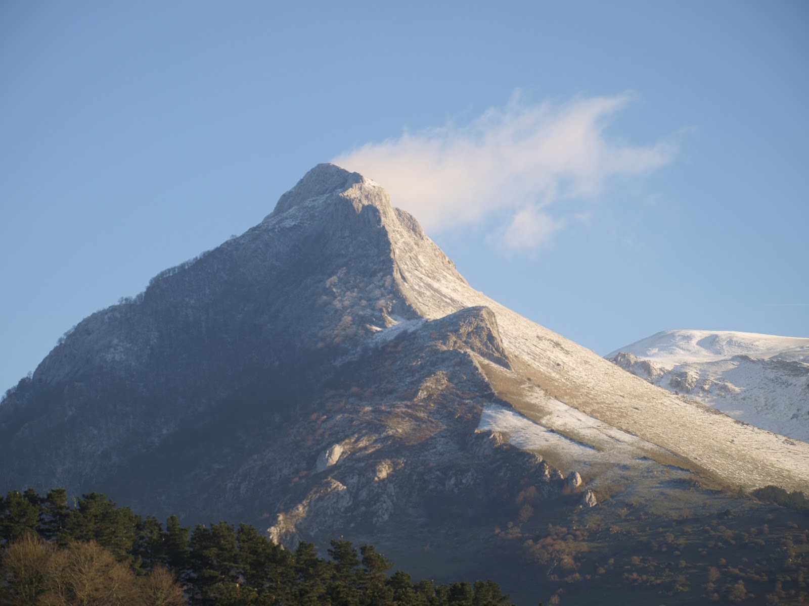 CAMINOS BRUMOSOS: TXINDOKI. LA MAGICA ATRACCION DE LAS CUMBRES