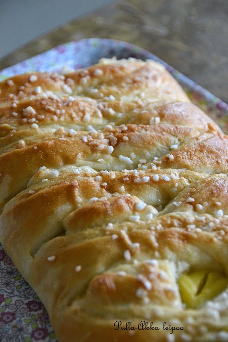 Pulla-Akka leipoo: Täytetty pullapitko - vaniljakanelipitko