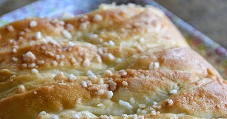 Pulla-Akka leipoo: Täytetty pullapitko - vaniljakanelipitko