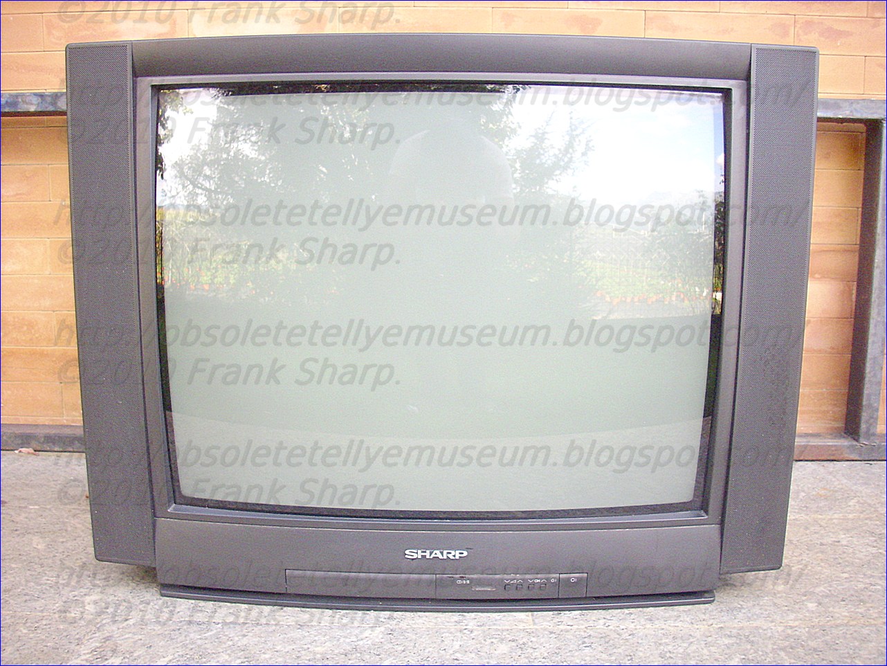 Obsolete Technology Tellye !: SHARP 70GS-61S YEAR 2002.