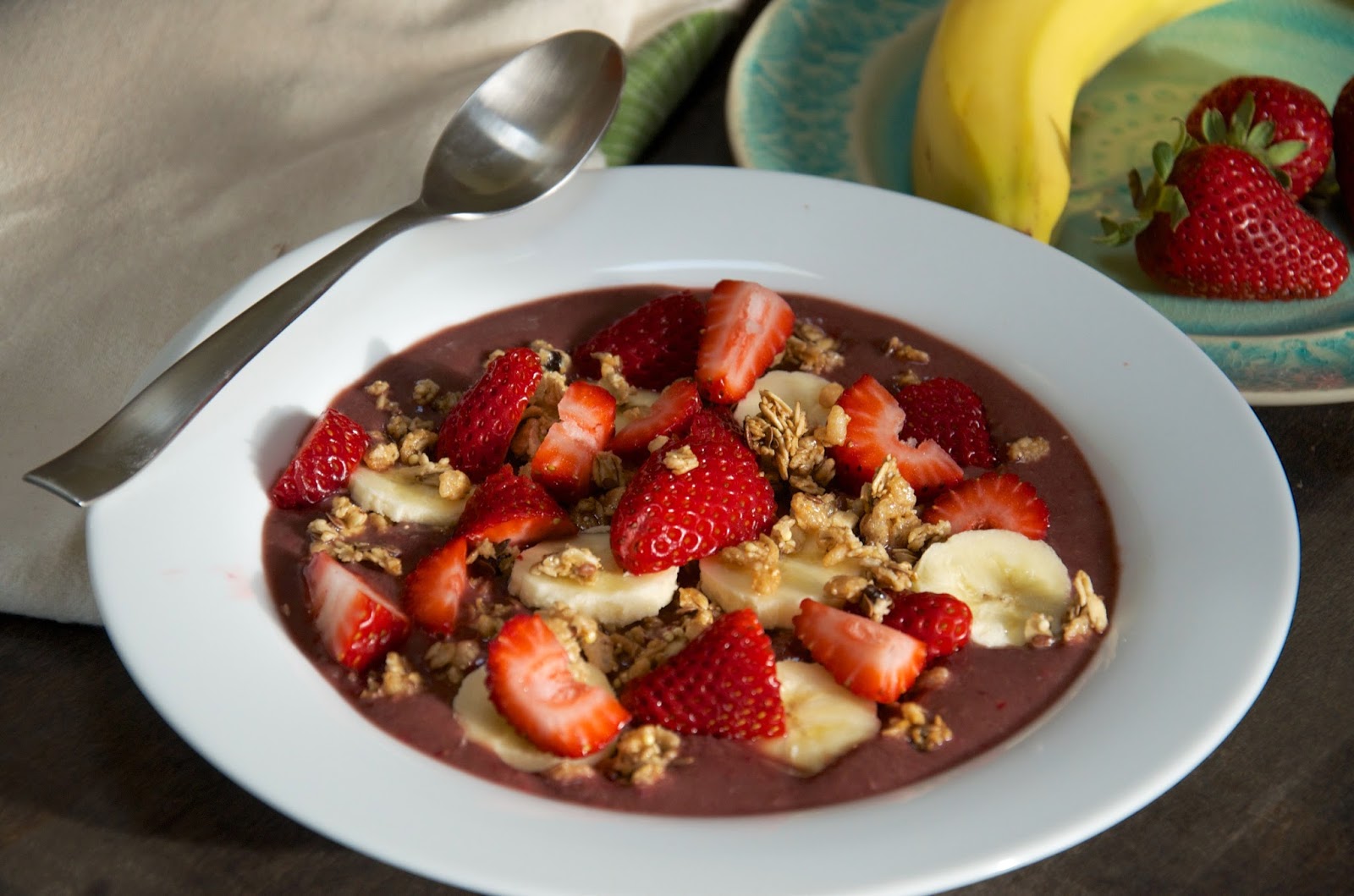 to be NOURISHED - A Guide to Eating Green: Lip Smackin' Delicious Acaí Bowl