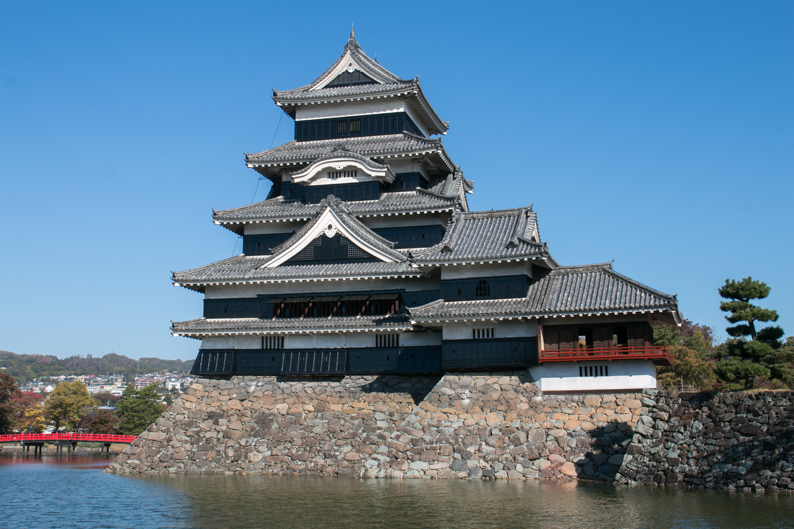 Japan Castle Explorer: List of 12 original main towers