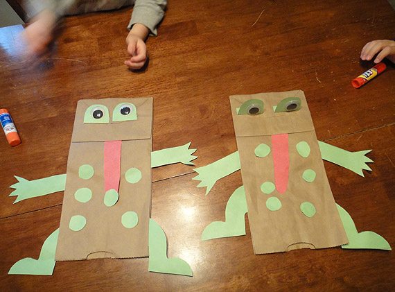 EtsyKids: Hippity Hoppity Paper Bag Frog Puppets