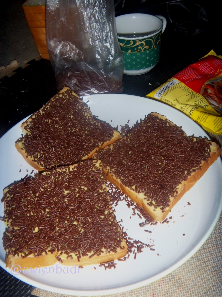 Ceritanya ini Dhia yang ngoles-oles+naburin. Hehe, saya satu yang ...