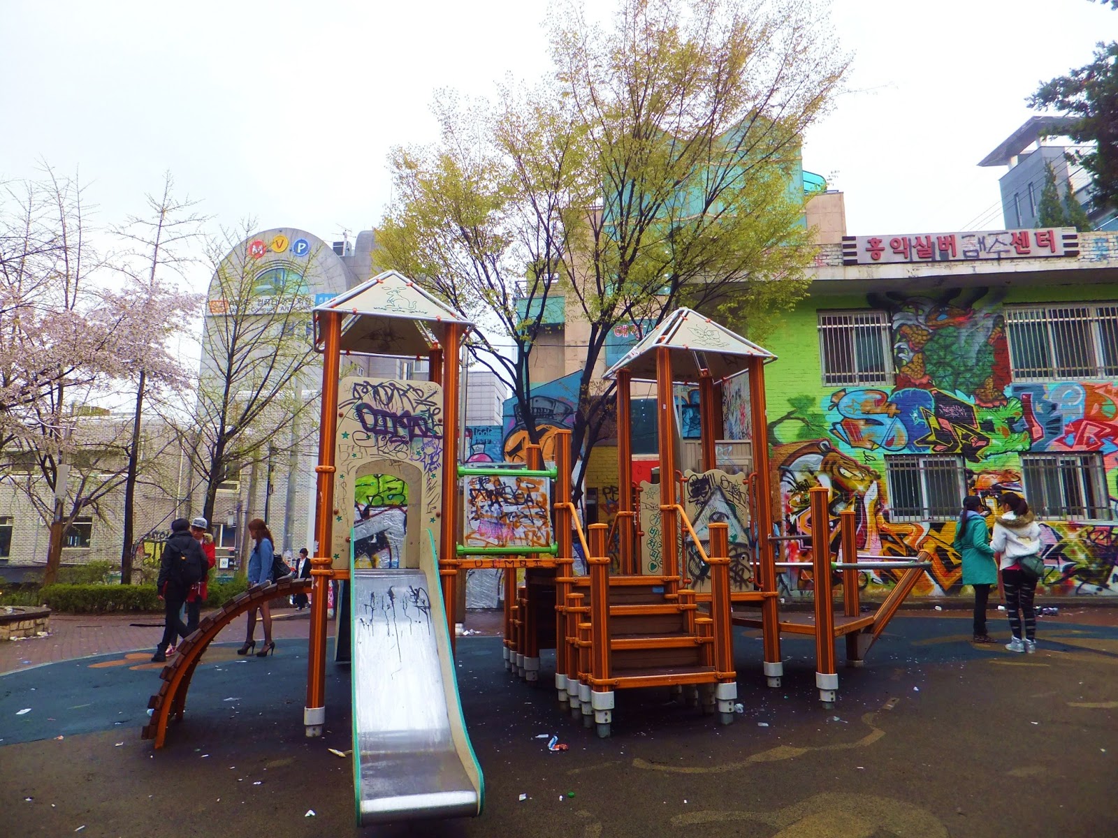 HAPPYDALKIS: 20th April 2013 - Nice surprise at Hongdae playground