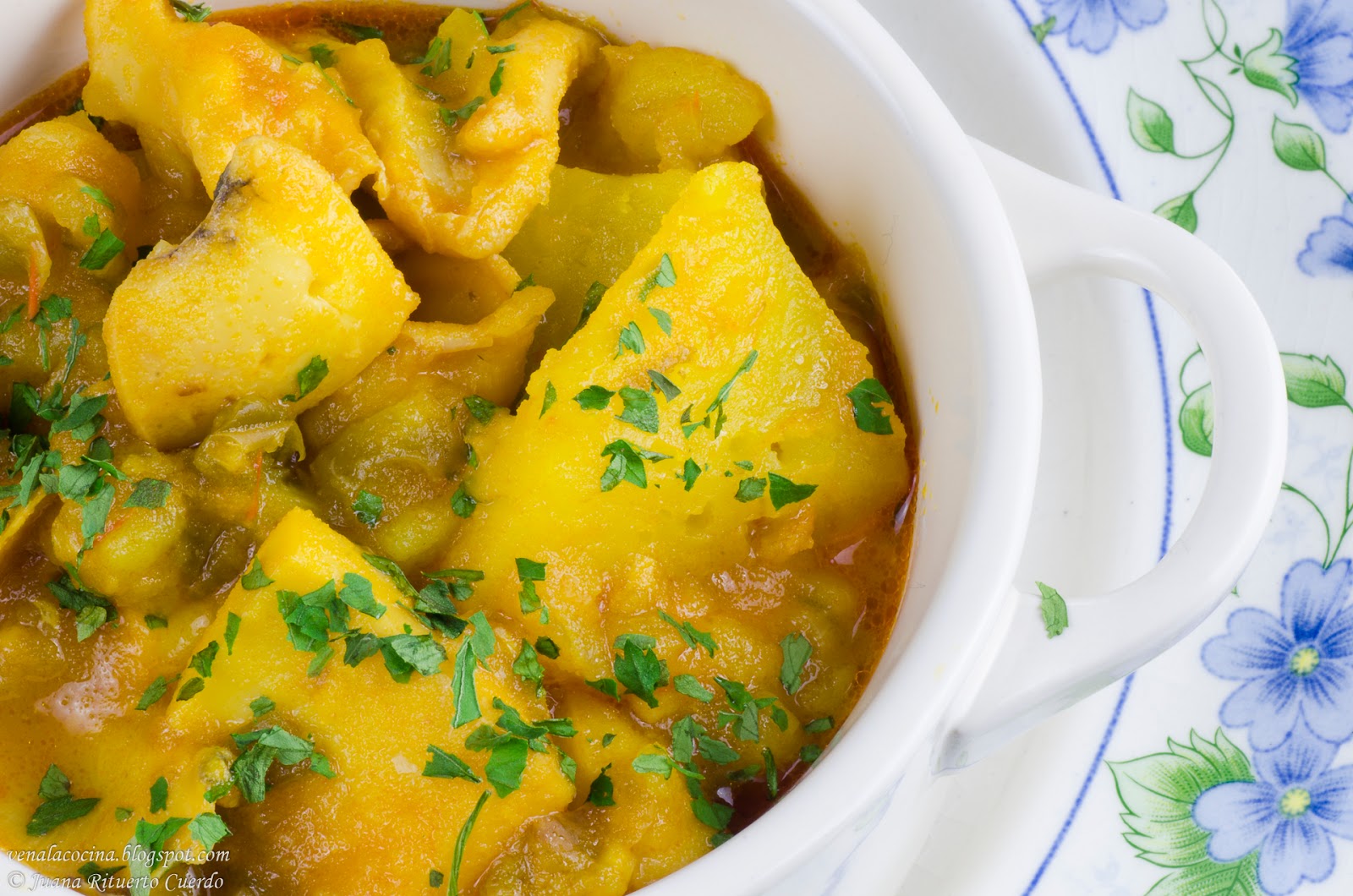 Papas con choco. Patatas guisadas con sepia