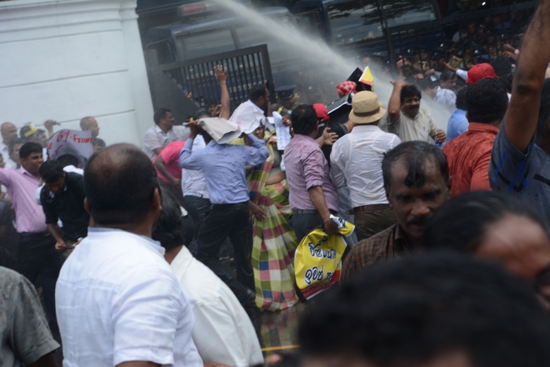 ඉසුරුපාය ඉස්සරහා කලබල කළ ටිචර්ලාට පොලිසියෙන් ජල ප්‍රහාර