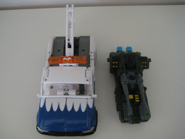 ChCse's blog: Toy Review: Transformers PCC Bombshock w/ Combaticons