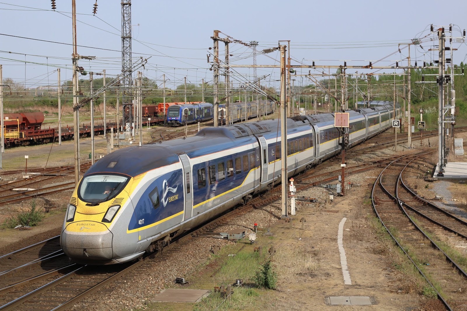 LA PASSION DU TRAIN: 2 Trains INFRA et 2 Eurostar à Hazebrouck , ce Lundi