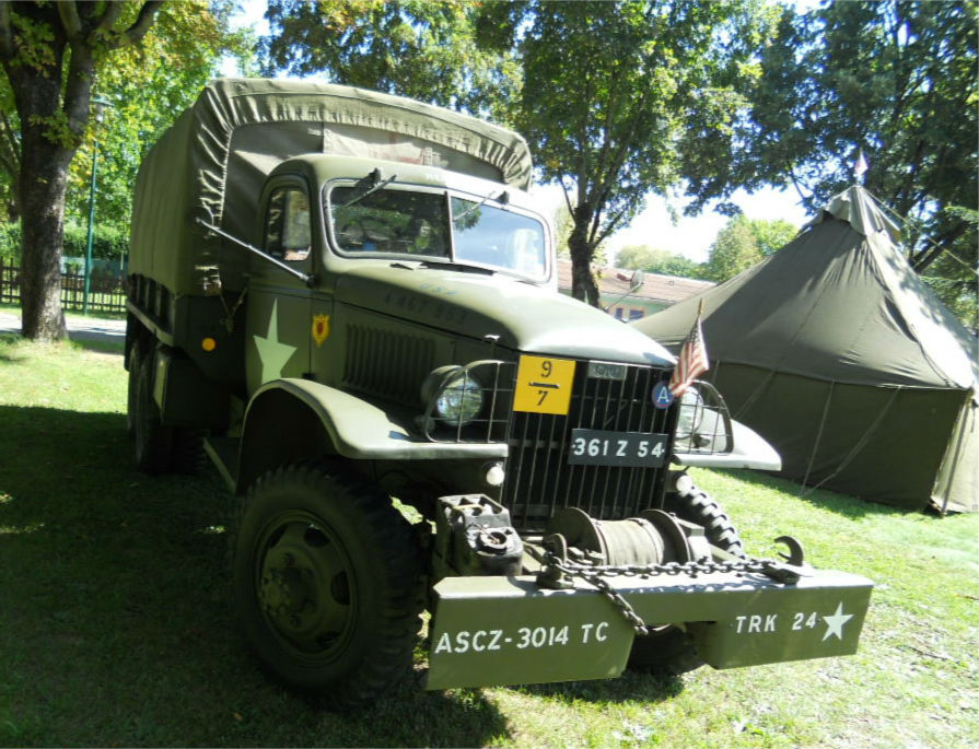 Les camions GMC CCKW 352 et CCKW 353.