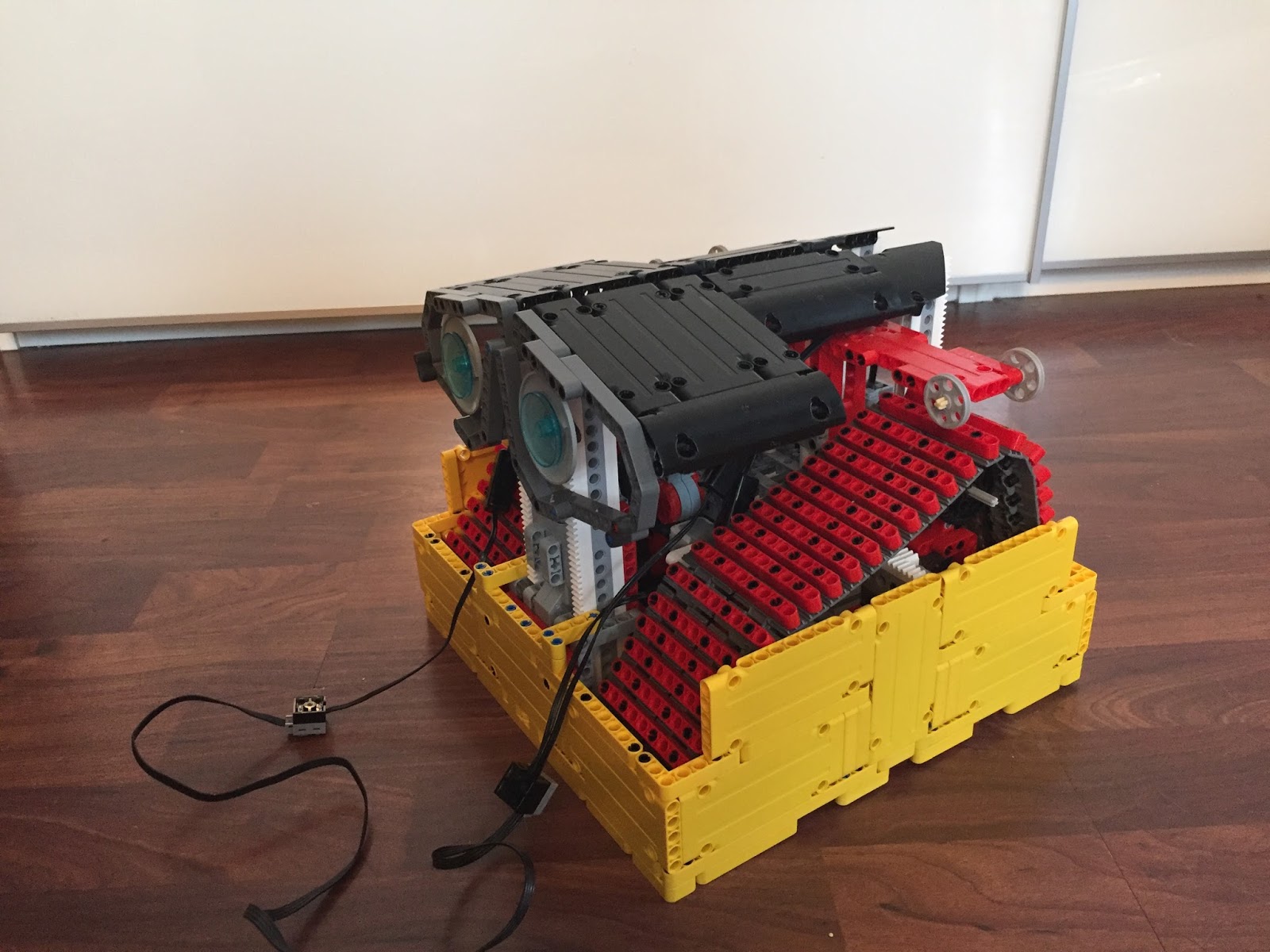 WALL-E7, a fast cute cube robot transformer.