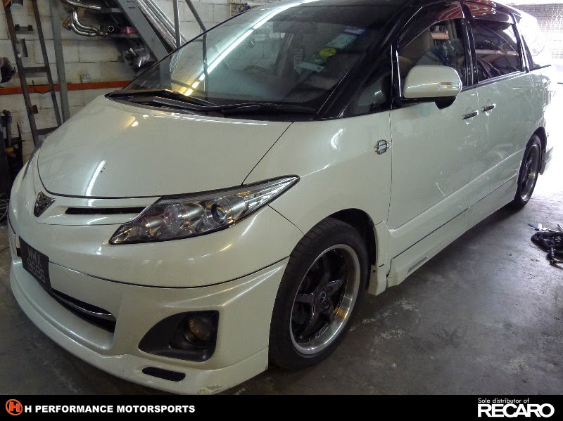 Premium Car Floor Mat: Toyota Estima ACR50 Premium Black Car Floor Mat