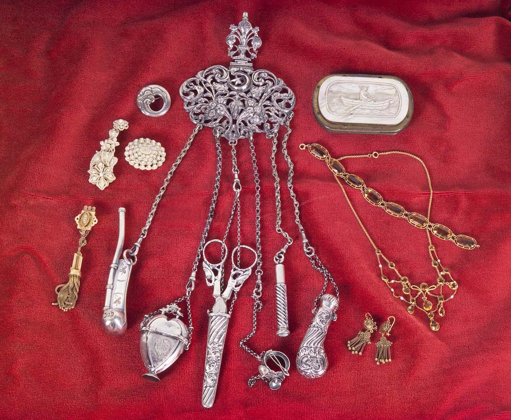 Thyra: Chatelaine - a keychain or a mistress of the house