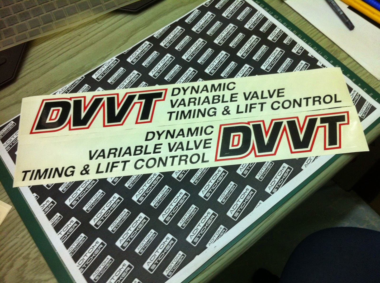 aditomi sticker collection: DVVT side doorsticker red outline