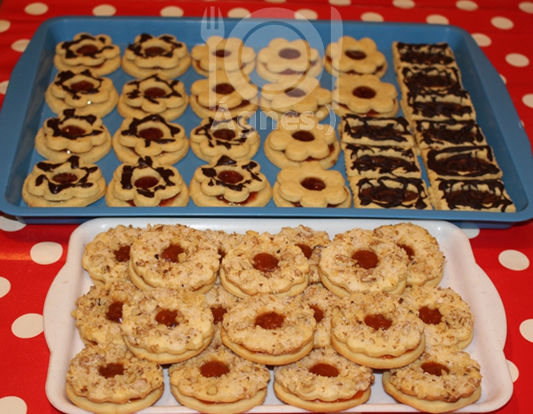 Ágnes:) szakácskönyve: Mosolygós linzerek - Cukros-diós linzervirág ...