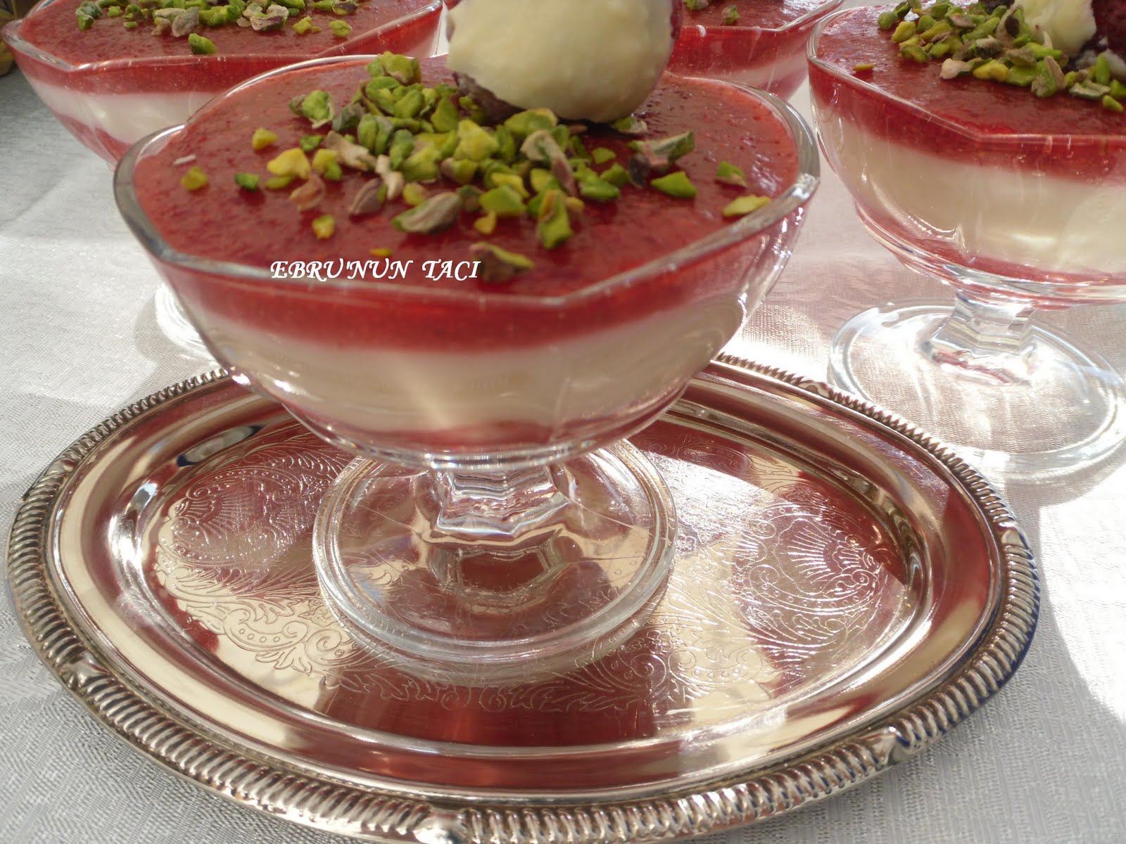 EBRU'NUN TACI: MUHALLEBİLİ TATLILAR