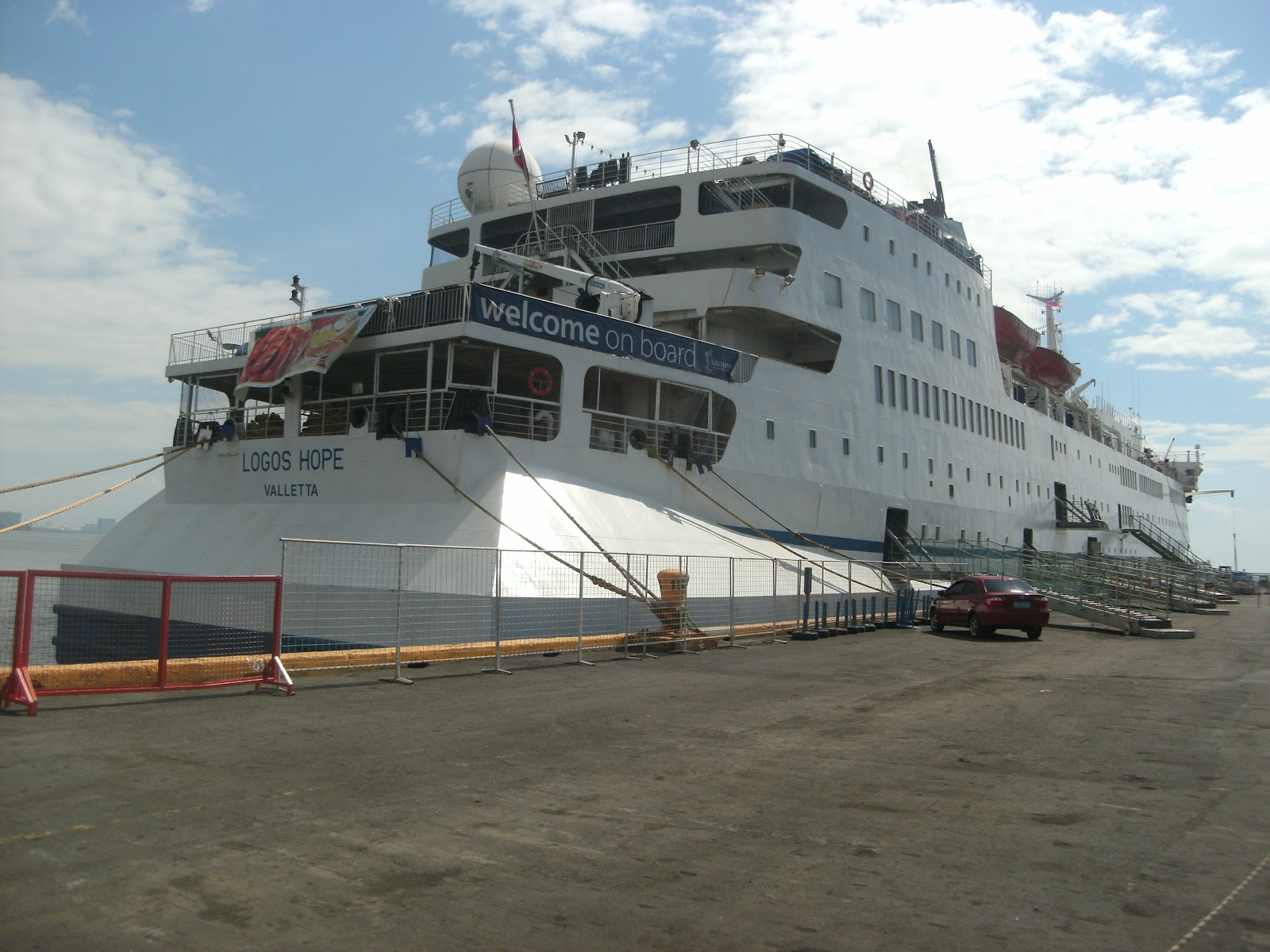 tSoKtOk: MV Logos Hope: A Floating Library