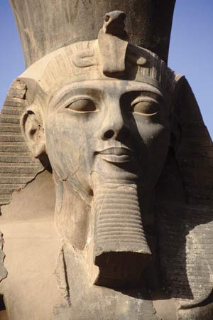 Scientia Antiquitatis: Egitto: Scoperta una nuova statua di Ramsete II.