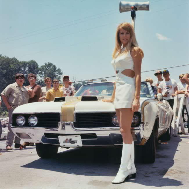 KRAFTSTOFF MOTOMANIA LIFESTYLE BLOG: Hurst Girls - Old School Grid Girls