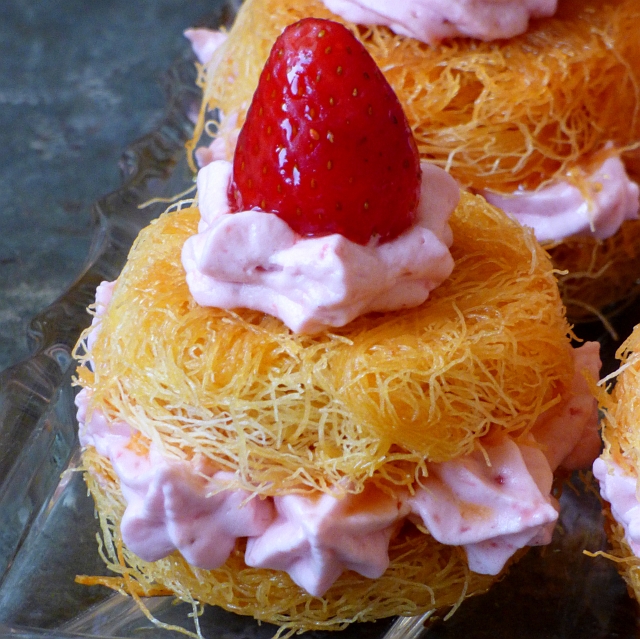 Kunafa mit Obst der Saison-Erdbeeren - Kunafa bil Faraula | Ägyptische ...