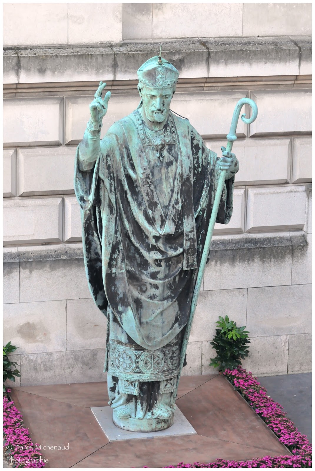 Un regard sur Tours: La statue de Saint Martin de Tours