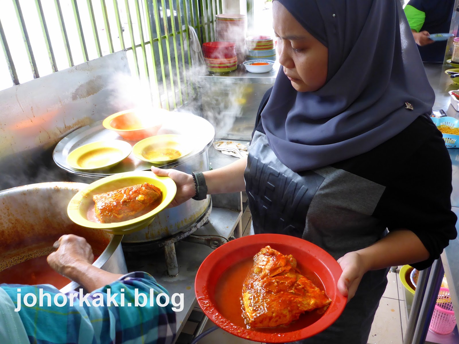 Asam Pedas Mak Limah in Batu Pahat (Rasa Idaman Asli) ⭐⭐⭐⭐ |Tony Johor ...