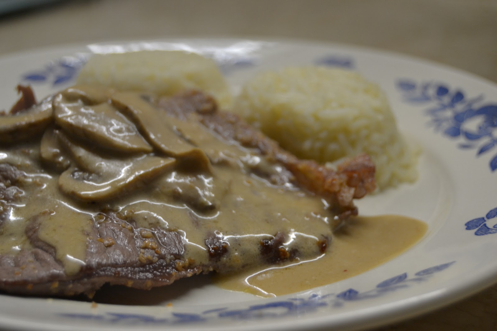 Bifinhos de vaca com molho de natas e cogumelos | Dicas Femininas