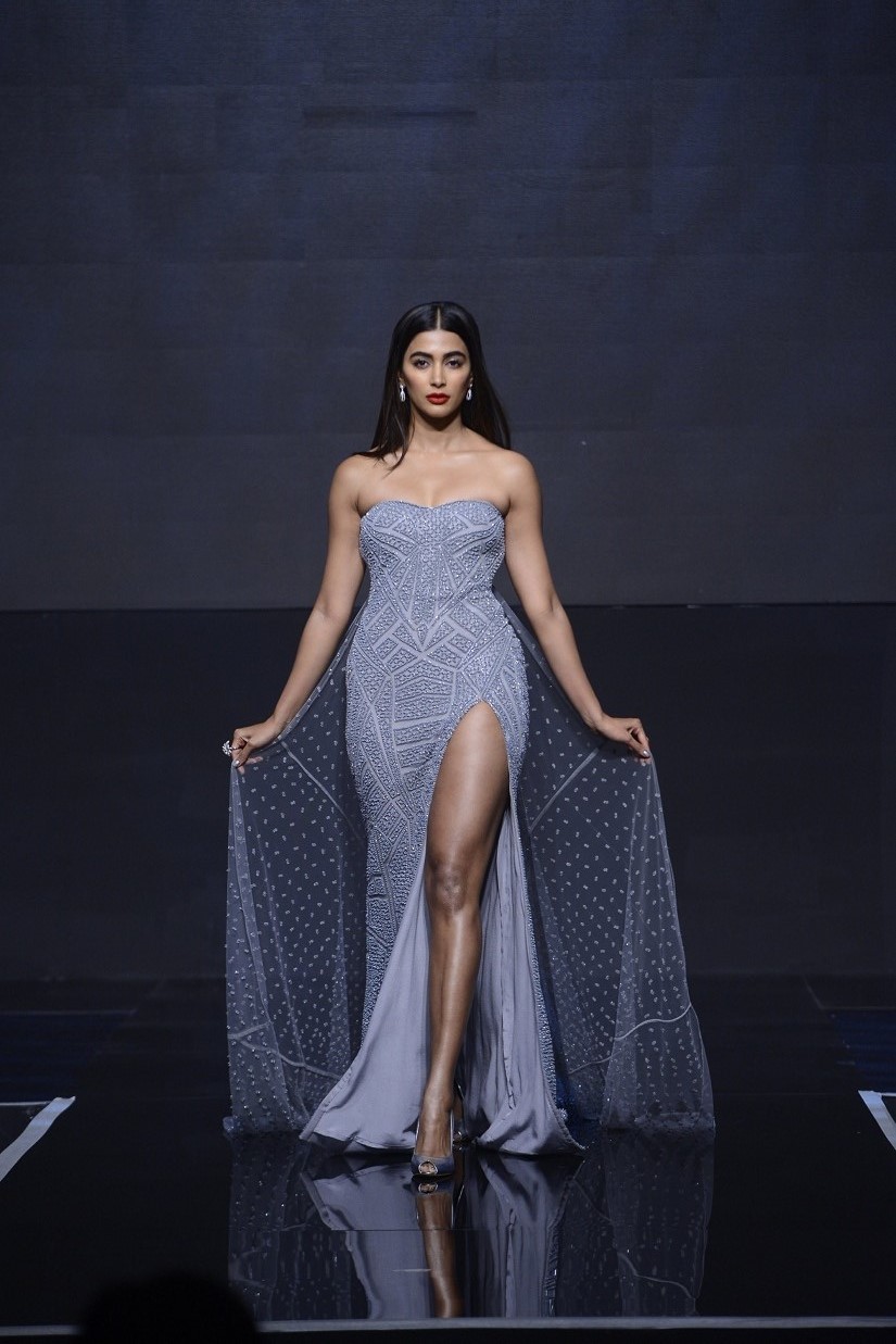 Milky Hot Thighs & Legs of Indian Celebs : Pooja Hegde Hot Thigh Show ...