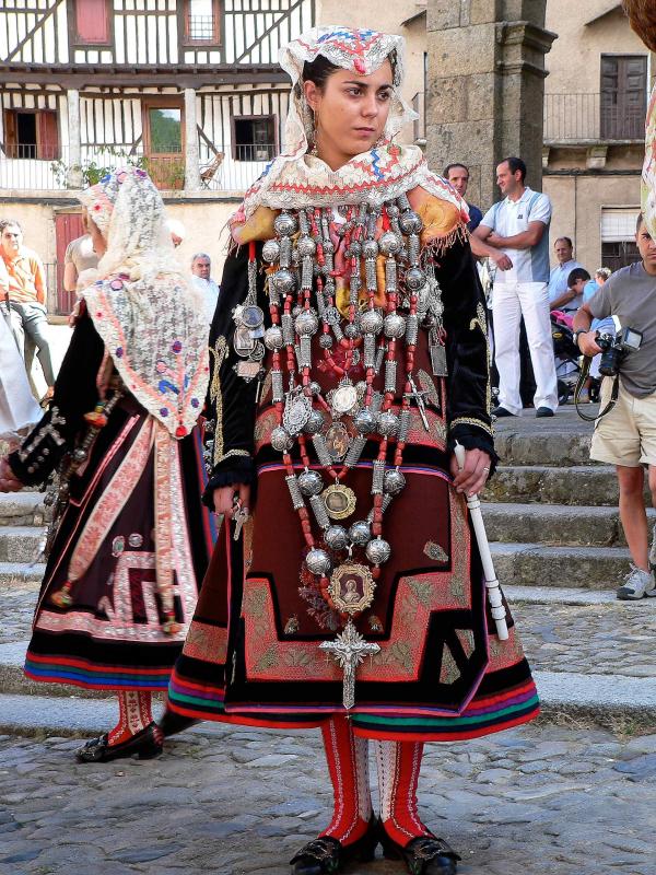 CORROBLA DE BAILES TRADICIONALES: EL TRAJE DE VISTAS ALBERCANO