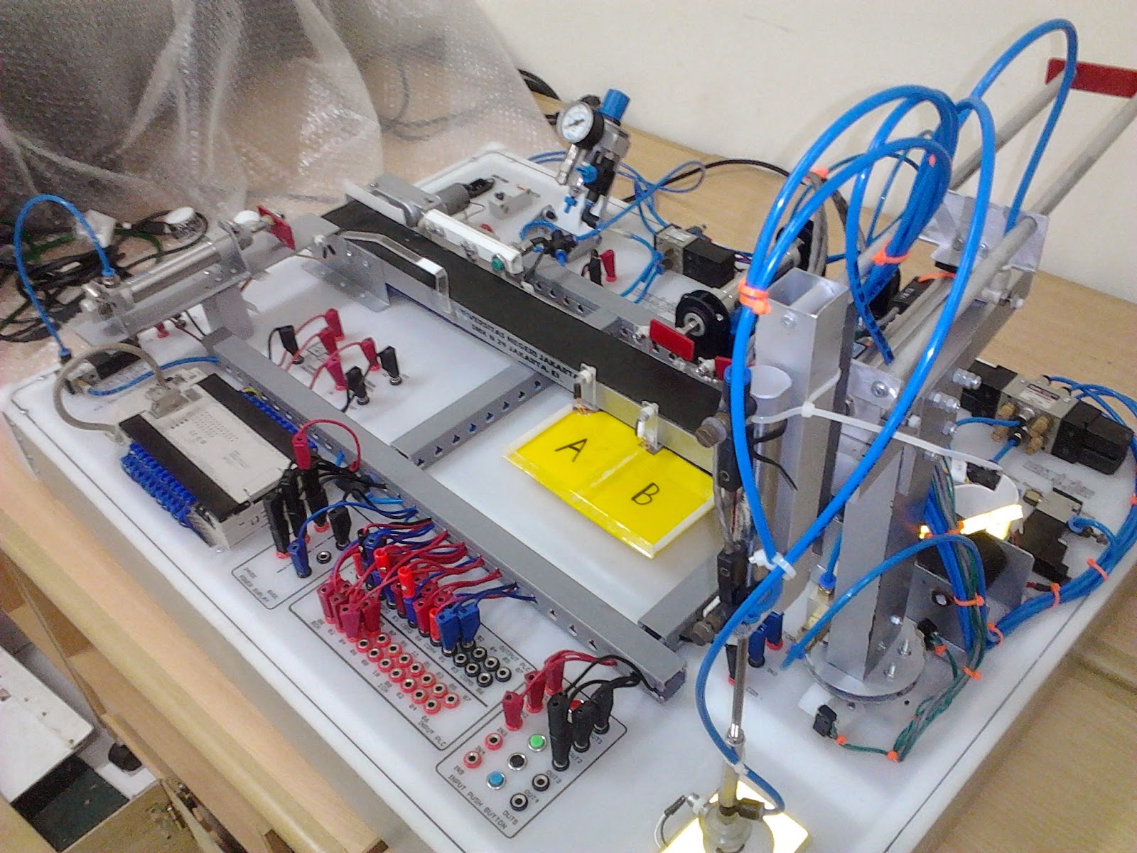 PROTOTYPE MESIN PEMISAH BARANG OTOMATIS BERDASARKAN WARNA DAN BAHAN ...