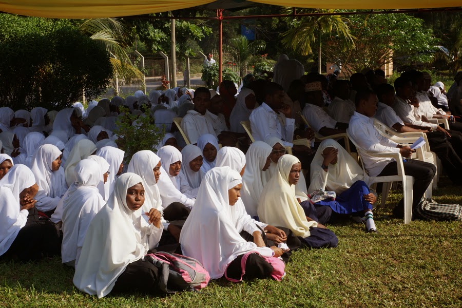 MATUKIO @ MICHUZI BLOG: Kompyuta 230 zatolewa kwa ajili ya Skuli mbali ...